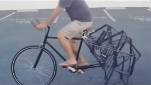 这自行车是谁设计的,真是太有创意了看着都费劲,不累啊