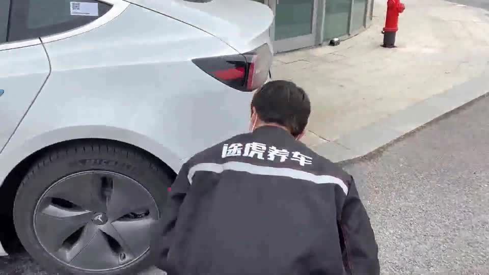 新车剐蹭了,维修费要3000块,直呼这是天价吗太贵了!