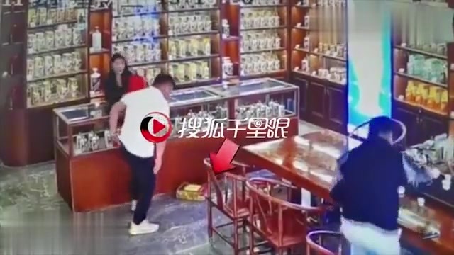 男子买酒不慎摔碎飞天茅台第一时间捧起酒喝两口