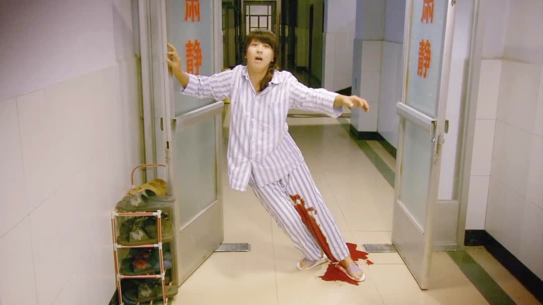 孕妇得知妈妈病重,独自爬楼梯去看望,结果摔倒血流不止