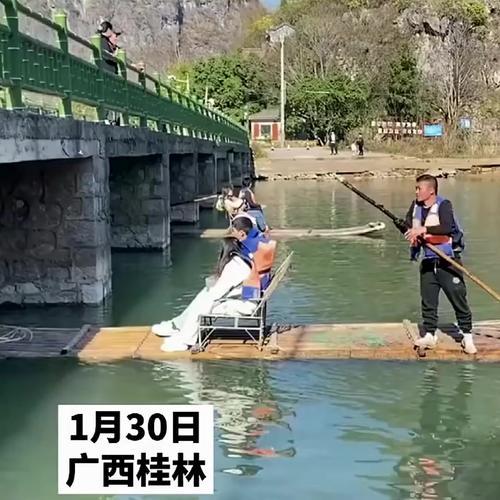 游客拍到划船师傅船桨脱手,立马转移镜头避免尴尬