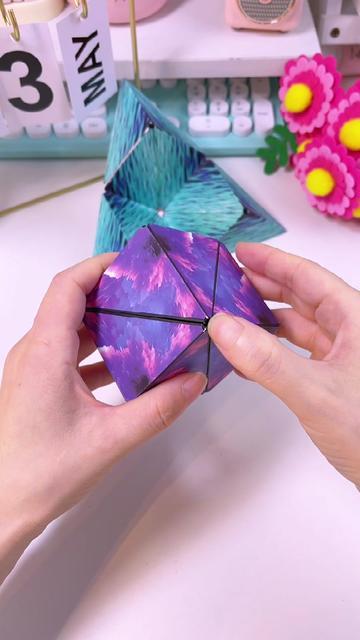 孩子放假,可以给孩子玩这款益智魔方开发宝宝想象力创造力几何思维...