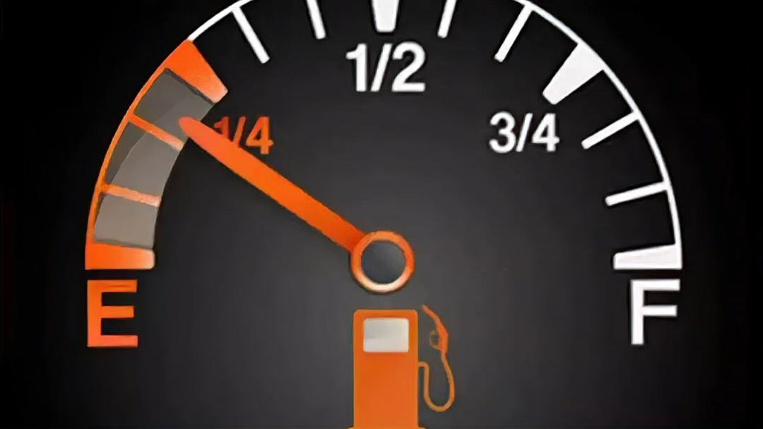 汽车油表灯亮起,还能跑多远?