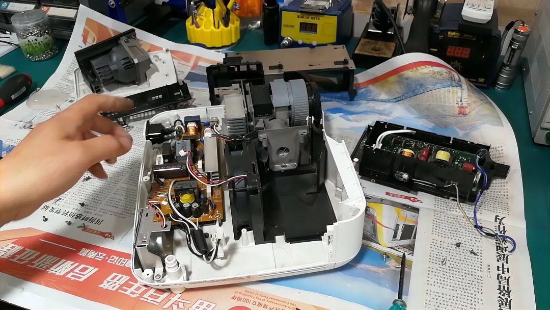 NEC投影机开机正常,几分钟后状态灯闪6次故障!色轮-还是点灯板