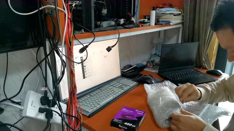 电脑硬盘开盘检查过程是很细心的,粗心一下数据全玩完,数据恢复