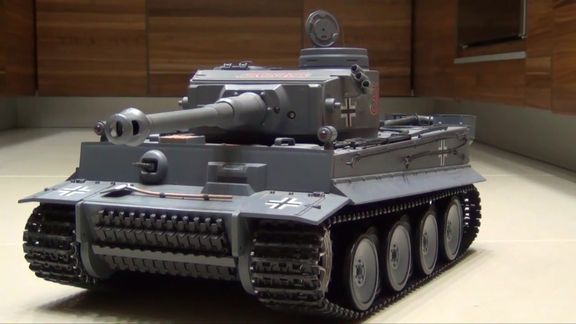虎式坦克模型,车身大部分使用了金属零件,总重量比较沉!