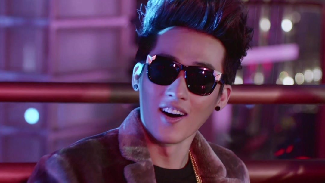 小鲜肉期待特别服务?不料被俩绝世美女打上了主意