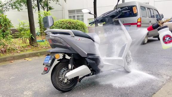 看完速9,提了一辆范迪塞尔代言的雅迪电动车,明天上班骑