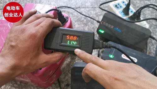 电动车充电器能充电就不用换?看完这个视频,你还会这么认为吗