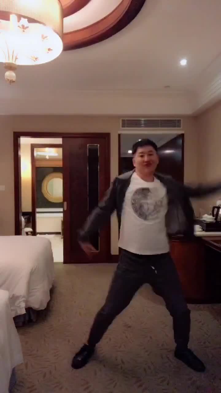 午休回酒店房间撒个欢儿帽绳儿打到眼睛了是悲剧还是喜剧哈哈哈