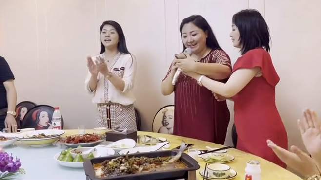 美女罗姣在饭桌上和师姐一起合唱给大家唱歌呢,歌曲唱的真好听