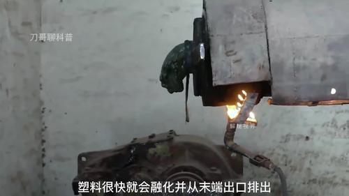 巴铁小哥废物回收再利用,捆扎绳年销千万