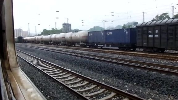 火车旅行:沪昆线贵州境内,绿皮车进站拍货列