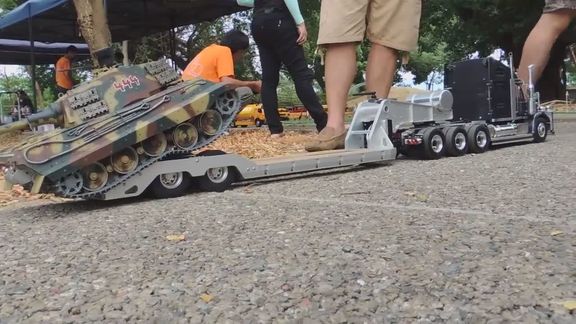 仿真模型,运坦克,要用辆大卡车!