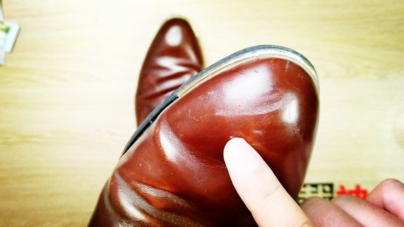 皮鞋划伤有划痕不要着急出去修,老鞋匠传授一招,修复丝毫看不出