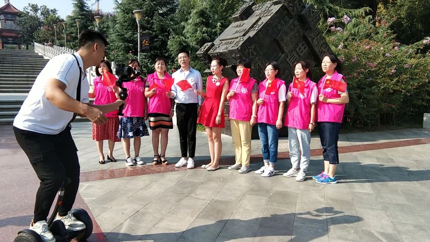 记者采访林业局代表队,摄影师动作优美潇洒