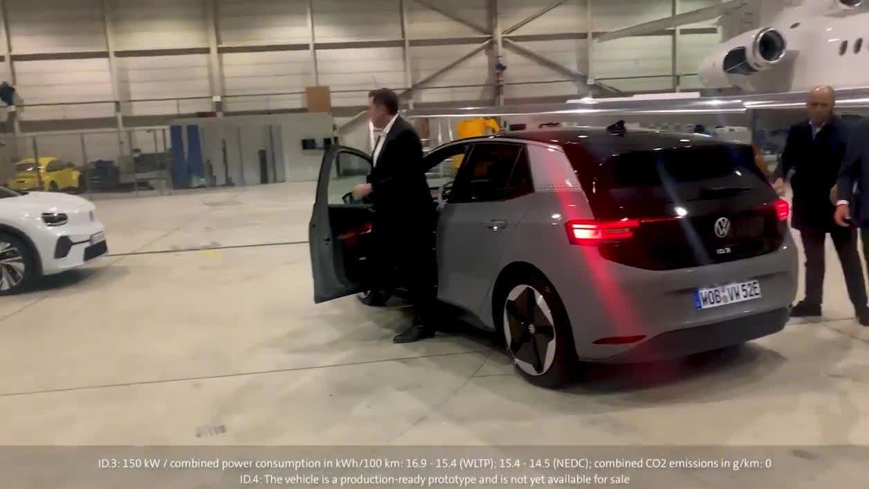 大众集团CEO迪斯和马斯克体验了大众的ID.3纯电动车