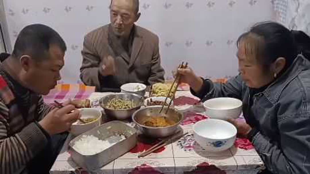 文妈带儿子去地割甘草,简单的饭菜加旺旺,一家人吃的真满足