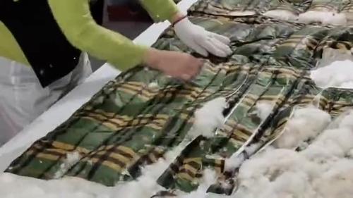 闲置的羽绒服再利用,改做羽绒被质量杠杠好,全部划开看着让人心疼!