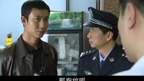 凶手为不让警察查获,用锤子将死者指纹砸烂,延缓警察破案进度!