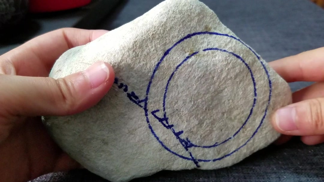 男子3800捡漏一块翡翠原石, 切开送给岳母, 彩礼直接免了!