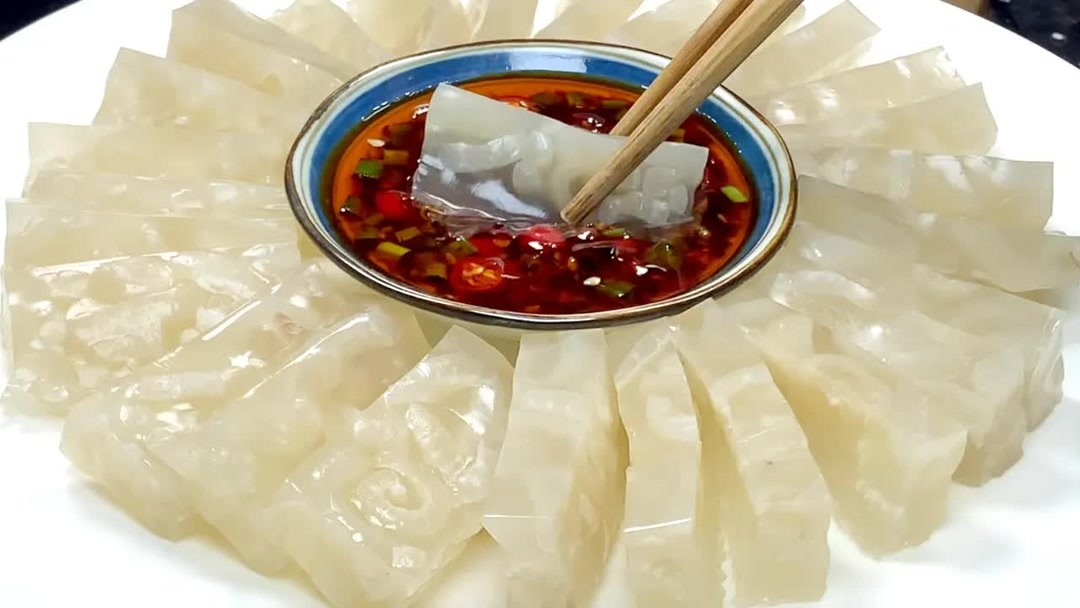 做猪皮冻的窍门,切记不要直接熬,多做这一步,透亮Q弹不腥不腻