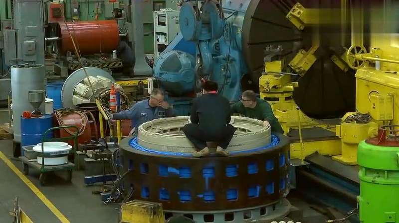 纯手工绕制潜艇用排水电机超大线圈,这工作厉害了