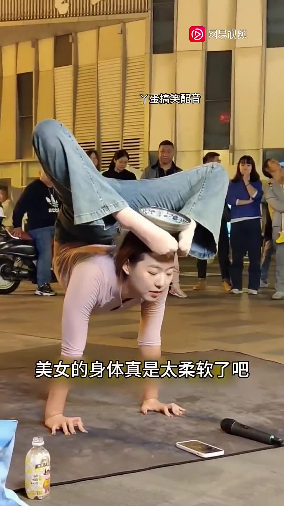 台上一分钟,台下十年功,女子表演真精彩! (1)