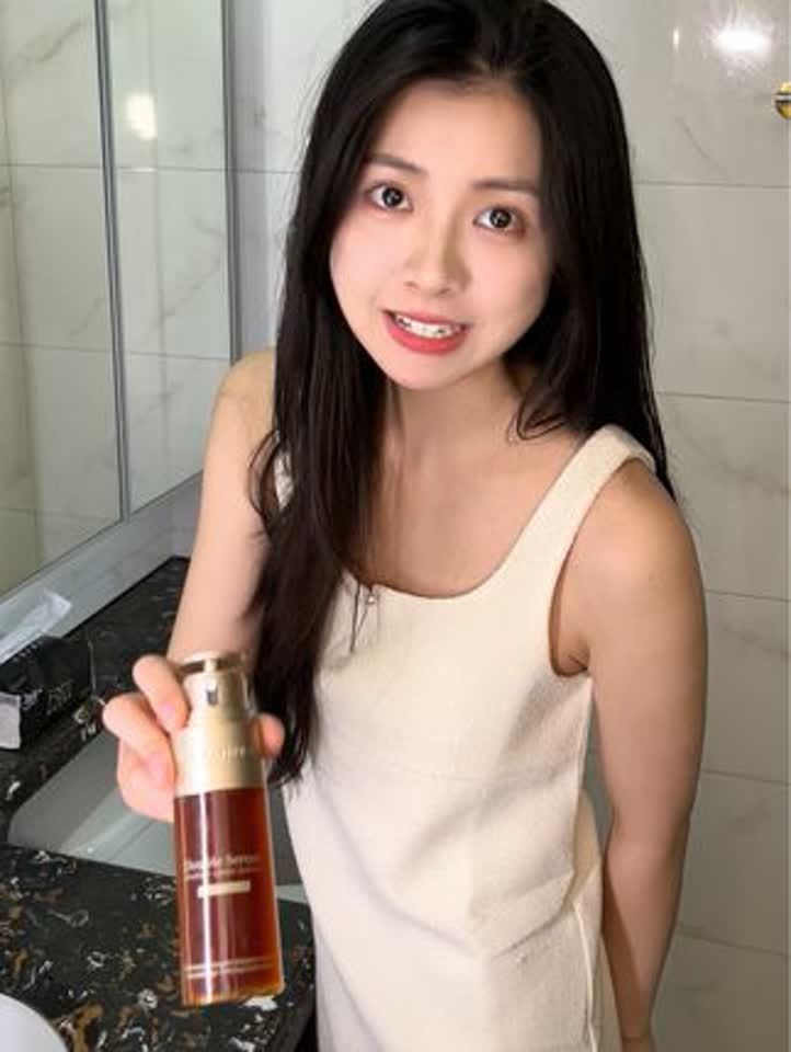 爱与被爱同时发生,爱才变得有意义#娇韵诗轻感双萃 #娇韵诗双萃精华 ...