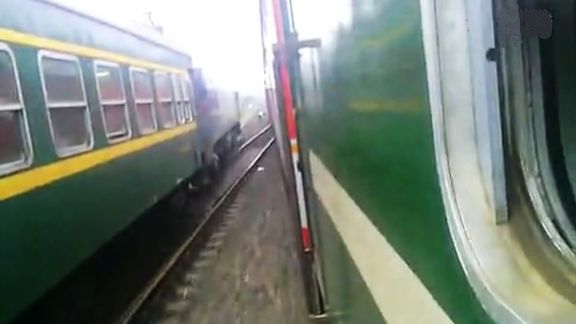 普快和临客谁快?实拍6063次和L197次宝鸡站同时发车