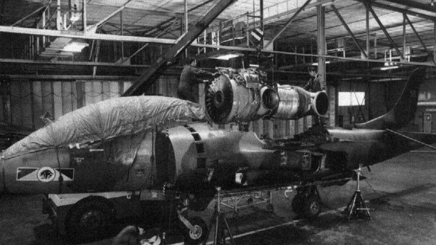 鹞式战机工作原理,用这种奇特发动机,实现战机的垂直起降!