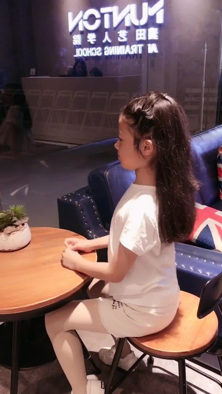 这小孩上了几节模特课走路气质就是不一样了,感谢大家支持我!