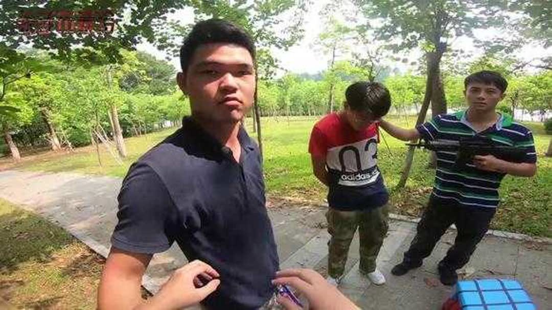 真人搞笑CS:小弟被绑架,敌人要空投箱才放人,于是布泰冷藏炸弹