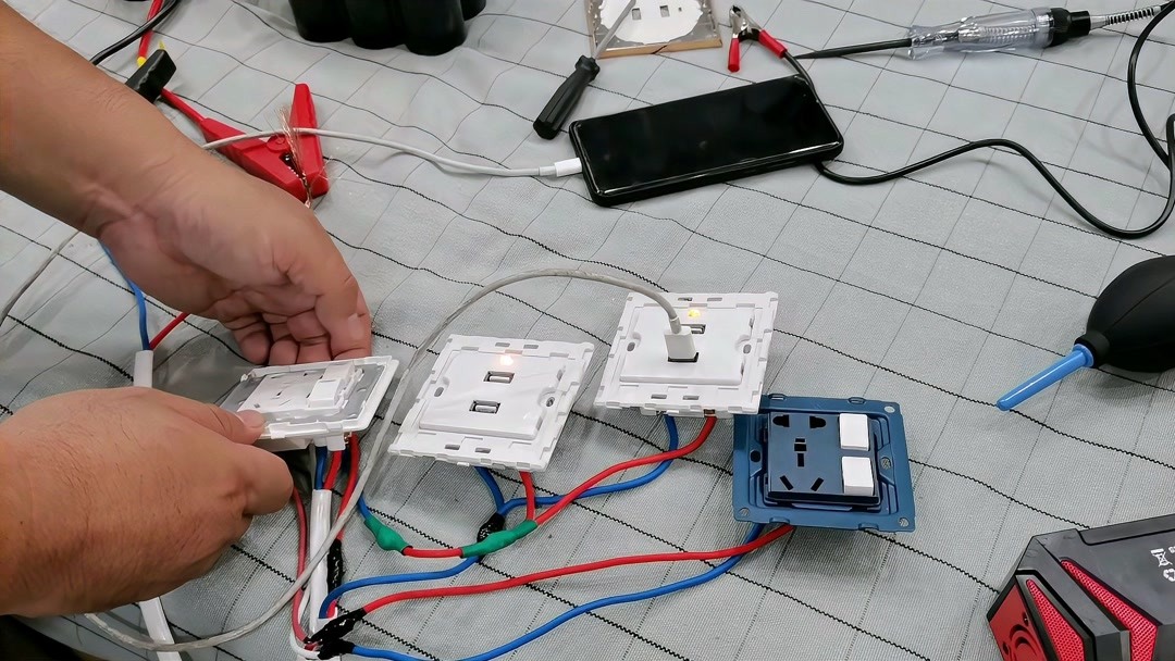 房车电源改装小技巧,用220V电脑等小功率电器不需要开大逆变器