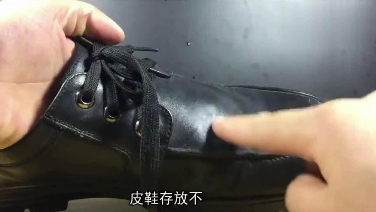皮鞋存放不当容易起皱,老鞋匠教你一招轻松搞定,赶快试试吧!