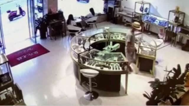 珠宝店老板请朋友进店假装偷珠宝 接下来被2名店员的反应气炸了