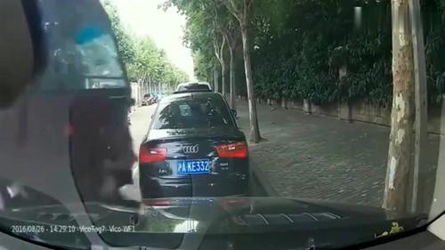 车祸瞬间发生,女司机永远倒在了地上,行车记录仪拍下全过程