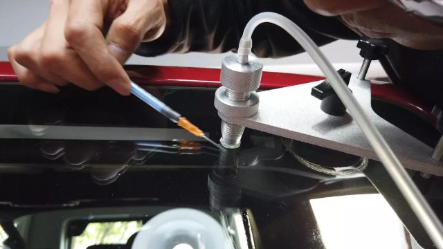 挡风玻璃被打裂只能换?不,可以修复!