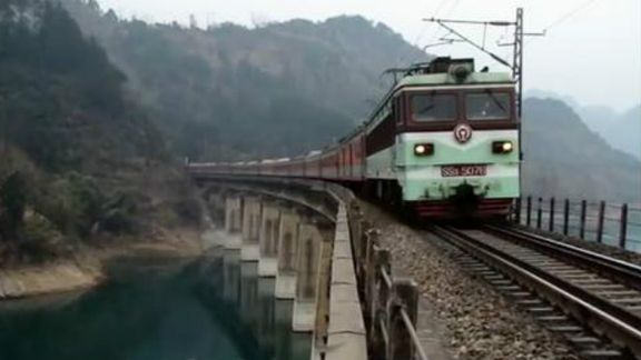 湘西山区的铁路 K267次列车通过焦柳线古丈猛洞河