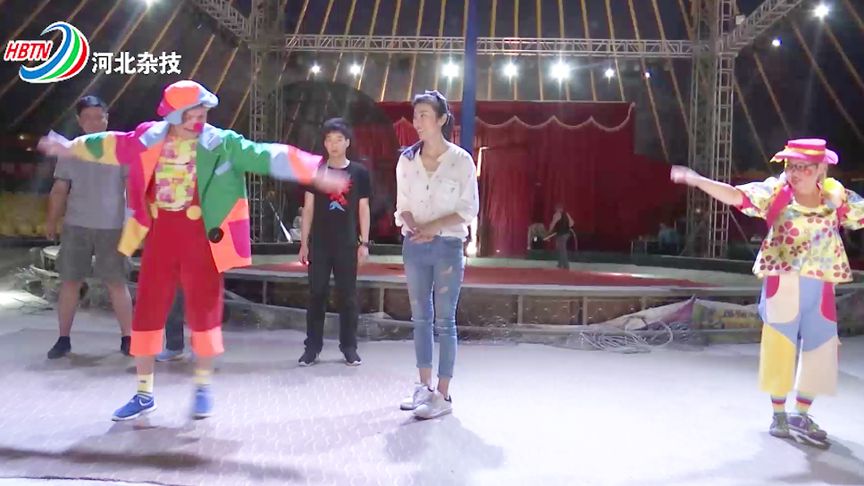 《滑稽表演》小丑们邀请观众一起做表演,小丑们的表现真逗!