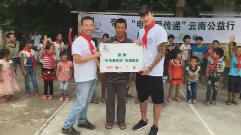 帝师给希望小学捐赠电脑教室,和孩子们一起合影留恋!