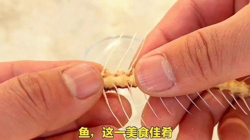 鱼刺卡在喉咙里,别再喝醋了,教你一招,鱼刺本人乖乖跑出来