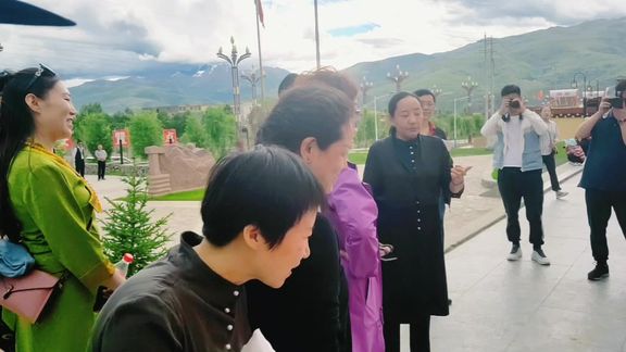 调研组一行听取县群团组织在安置点开展养成好习惯、形成好风气助力...