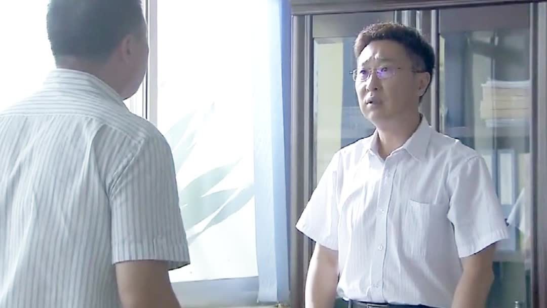 办公室主任还高兴着呢,一进门就让老书记一通臭骂教育了教育