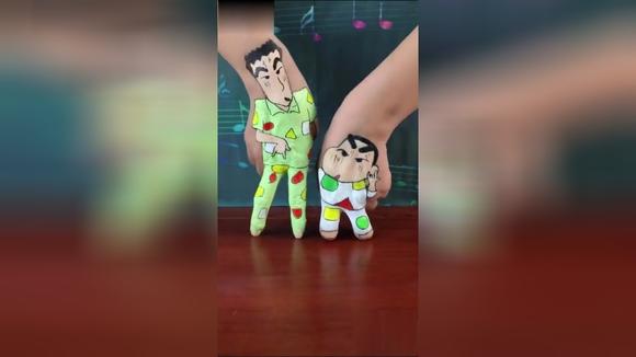 很火的手指舞 太好玩 如何用两根手指表演小新大熊胖虎