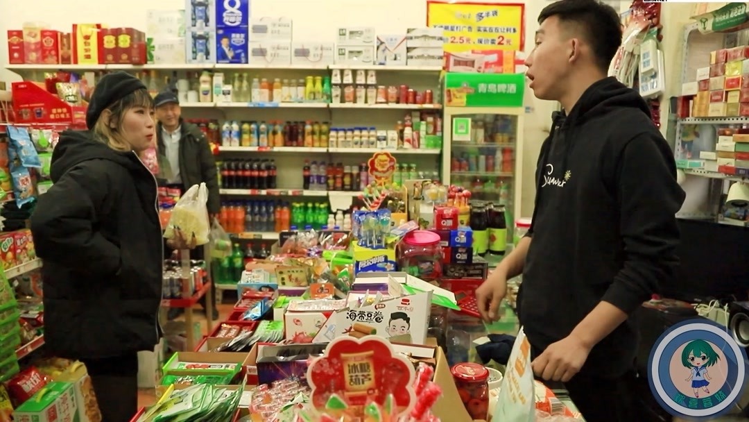 超市顾客讲价,抠门老板不同意,看美女如何机智应对