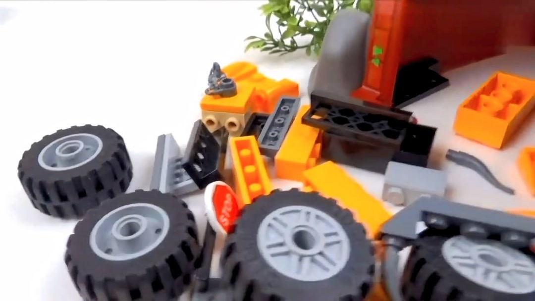 儿童趣味玩具:小汽车使用积木组装巴士校车