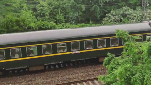 中国铁路:SS8型电力机车,牵引的K759次列车,缓慢通过!