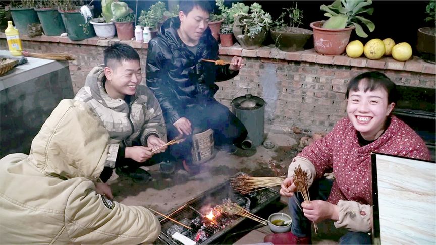 小妹儿在家自制木炭,顺便再整一顿烧烤,喝上一口小酒悠哉悠哉