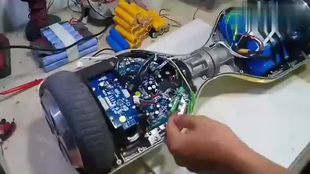 两轮平衡车不安全,小伙就把它改造成电动三轮车,这技术也太牛了